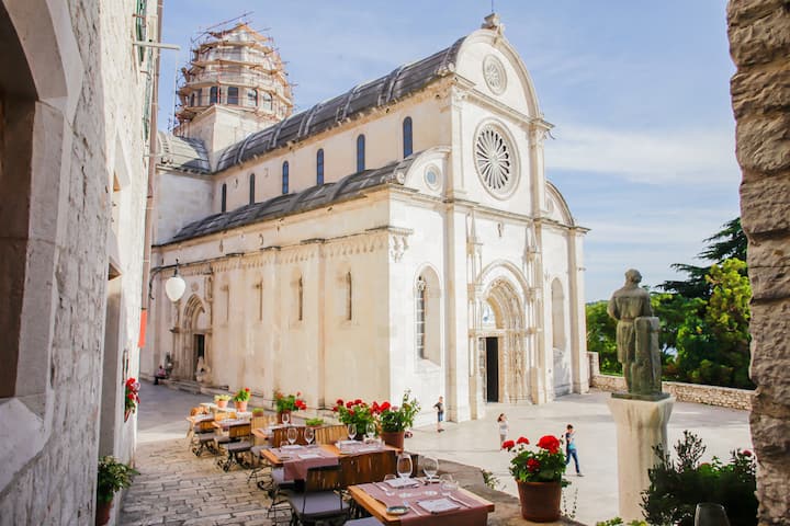Apartment  In Sibenik With Private Parking - Šibenik