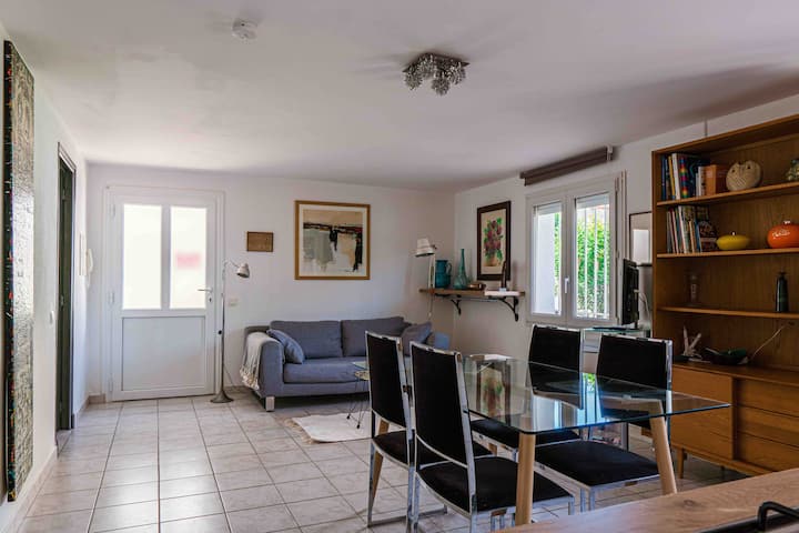 F2  Dans Villa Des Années 30 - Perpignan