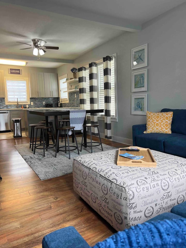 Sun Therapy Beach Cottage - Texas City, TX