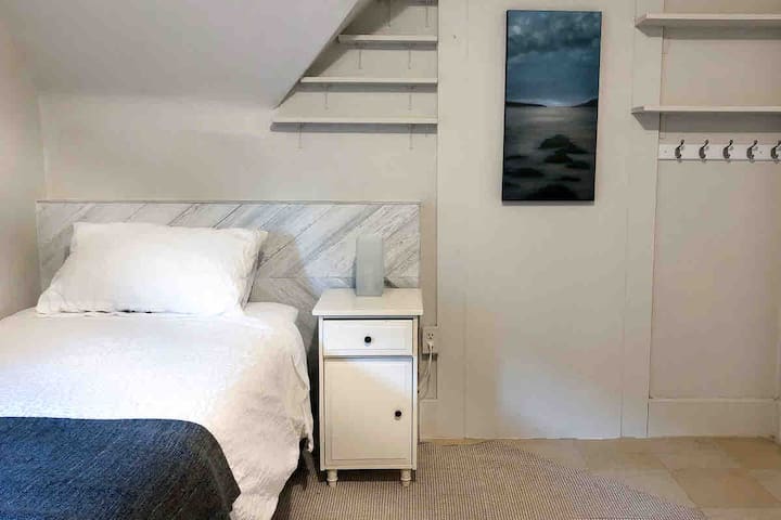 Transit Hub-skytrain, Vibrant Area - Vancouver