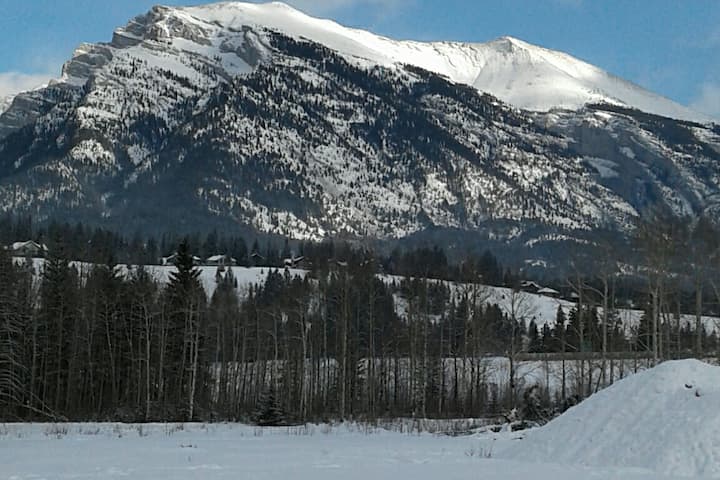 Canmore 2 Bdrm Condo Pool/slide Walk To Downtown - Canmore