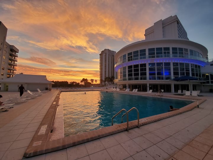 Beachfront Building - Miami City View Studio - Miami Beach, FL