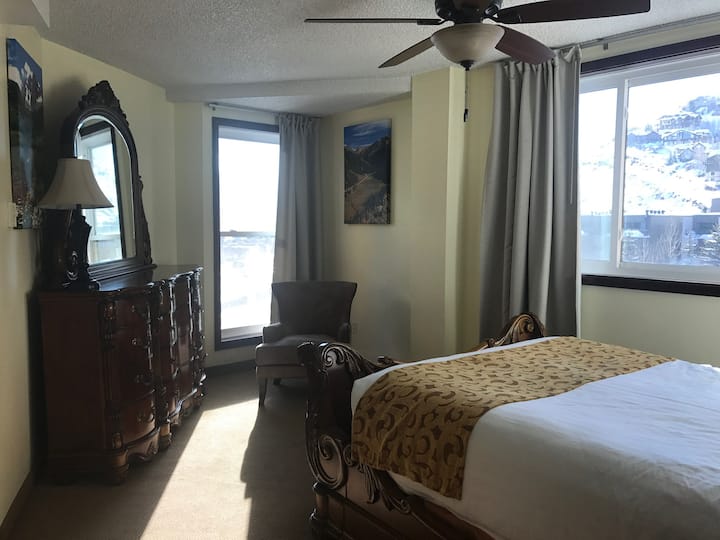 Vail Penthouse Sleeps 10 Shuttle, Pool, Parking - Vail, CO