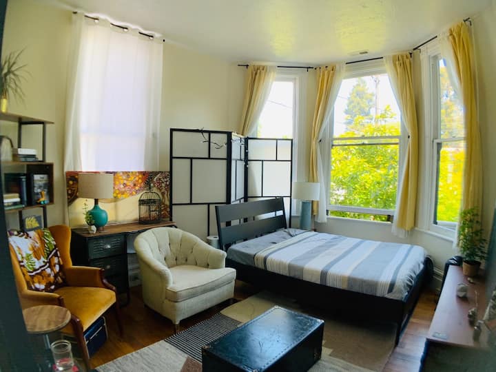 Sunny Upstairs Room In Victorian - 오클랜드