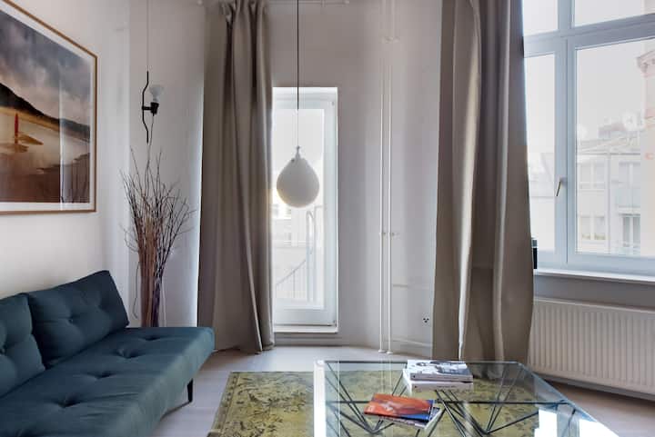 Geschmackvolles Loft Mit Farbenfroher Kunst - Berlin