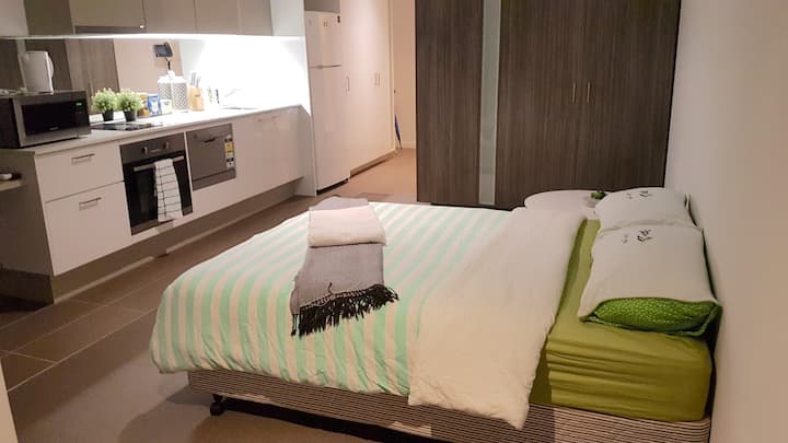 Tidy Clean Studio On Spencer St! Skybus+free Tram - Melbourne