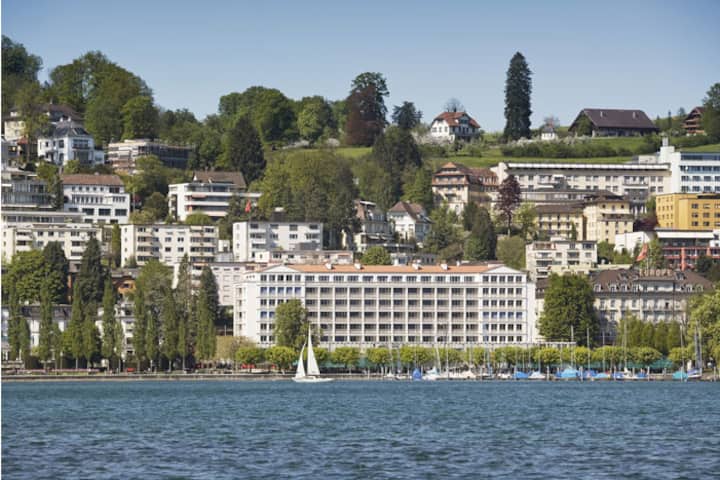 Long-term Rental: 1 Bed Stunning Apt W/ Gym & Pool - Lucerne