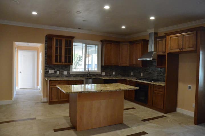 6 Bedroom 4 Full Bath Luxury And Comfort - San Jose, CA