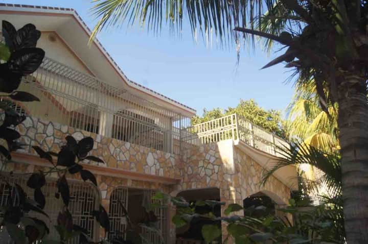 *Ayala Guest House* : "South" Downstairs Apartment - Port-au-Prince