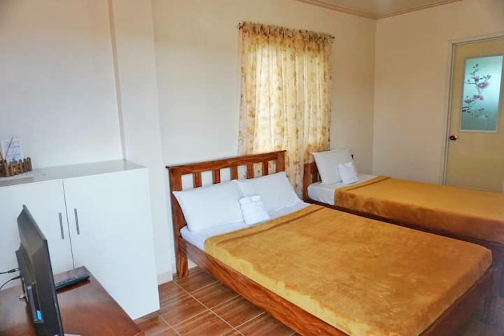 Savatan Homestay: Savidug Room Own T&b Near Atm - Basco