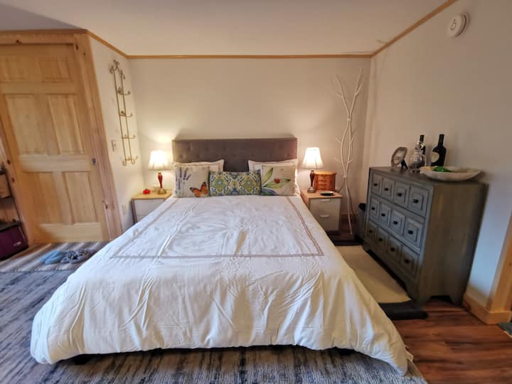 Charming One Bedroom Studio - Waterbury Village Historic District