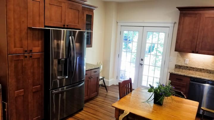 Spacious 4br Condo • 6 Beds • Parking • Near Umass - La Rivera, Pelham