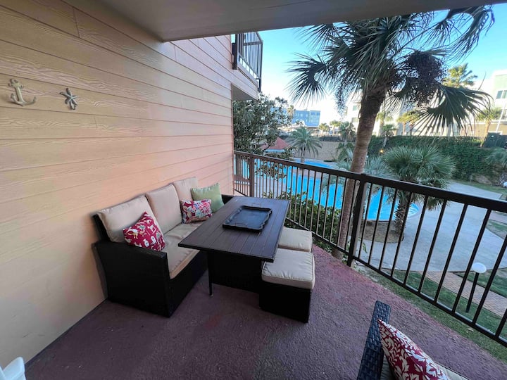 Dog Days Of Summer Beach Condo - Pirates Beach, TX