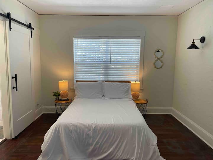 2022 Renovated Stylish Emeryville Designer Studio - Emeryville, CA