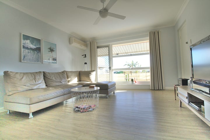 Spacious Apartment With Pool Near Shops & Cafes - Brisbane