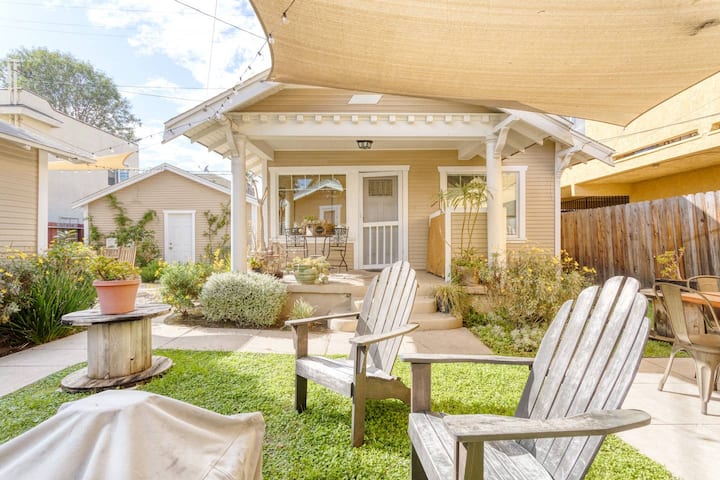 Avocado Bungalows: 2brb Near Rose Park W/ Parking - Long Beach, CA