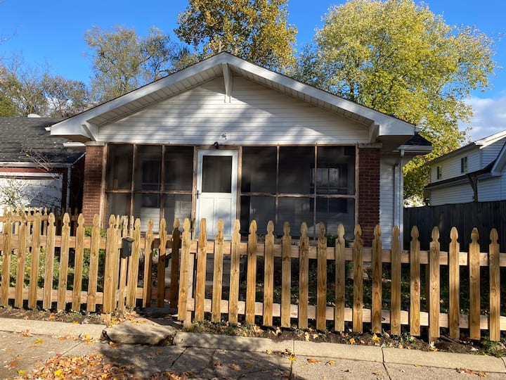 Collett Cottage - Universal, IN
