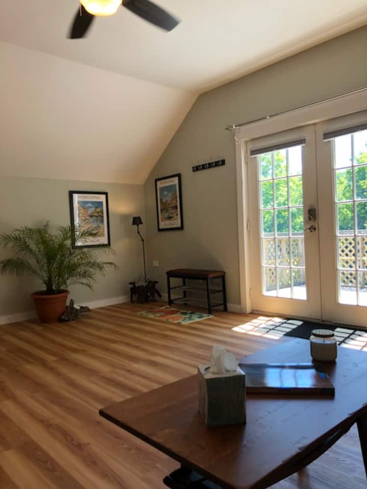 **Happy Hour! Gorgeous & Modern Downtown Retreat** - Vermont