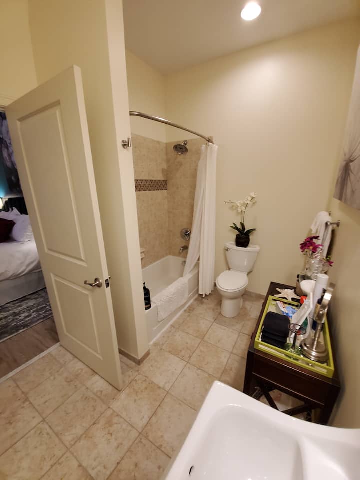 Cozy Guest Suite In The Heart Of Downtown Cincy - Cincinnati, OH