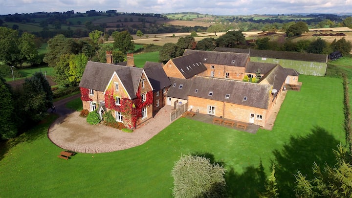 Somersal Cottages - The Farmhouse - Alton Towers