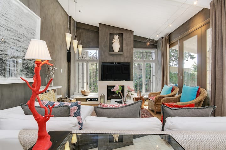 One Block From Beach, Private, 4 Beds/4 Bath, Pool - Camps Bay