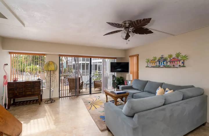 Free Golf Cart Free Kayaks Steps To Pool Picklebal - Key Largo