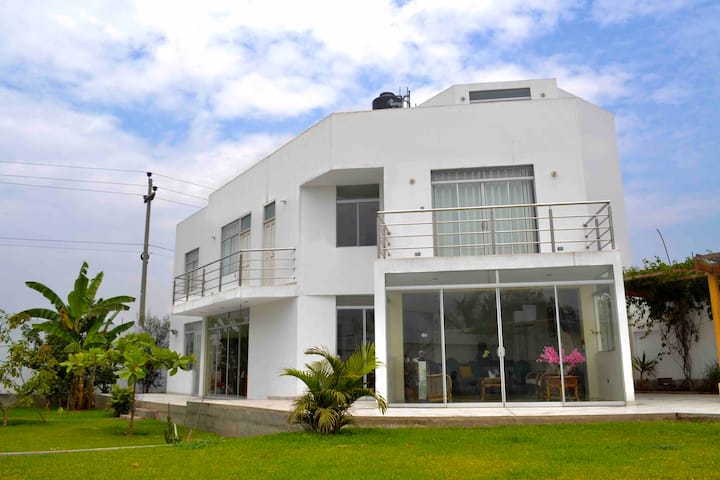 Casa De Campo En Condominio "El Remanso" - Laredo - Laredo