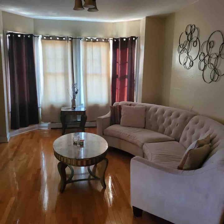 Great 4-bdrm Home For Traveling Pros Only. - New Haven, CT