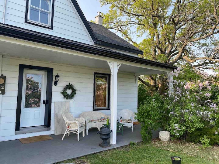 Restored Farm House In The Pec- Water Views - Napanee