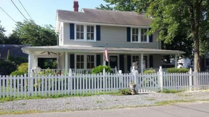 Charming 1905 House • Walkable To Shops & Shore - Colonial Beach, VA