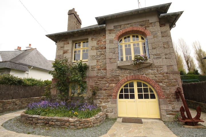 Maison En Pierre Traditionnelle Avec Jardin. - Dinard