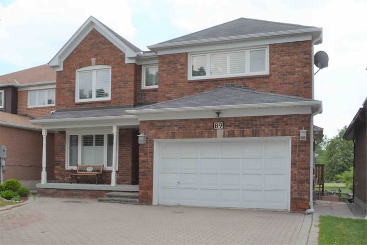 Convenient Spacious Home With Park View - Vaughan