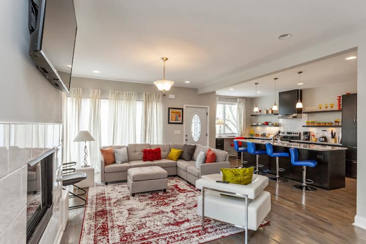 Big Downtown Modern A Beauty!  6 Min To Broadway!