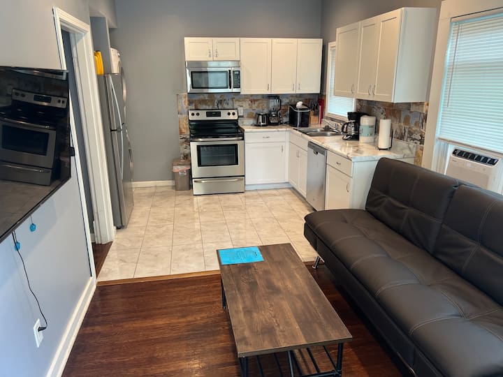 Grand Two Bedroom In The Heart Of The Highlands - Murray Hill, KY