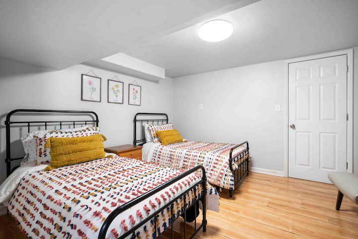 Cozy Basement Apartment Minutes From The Airport!