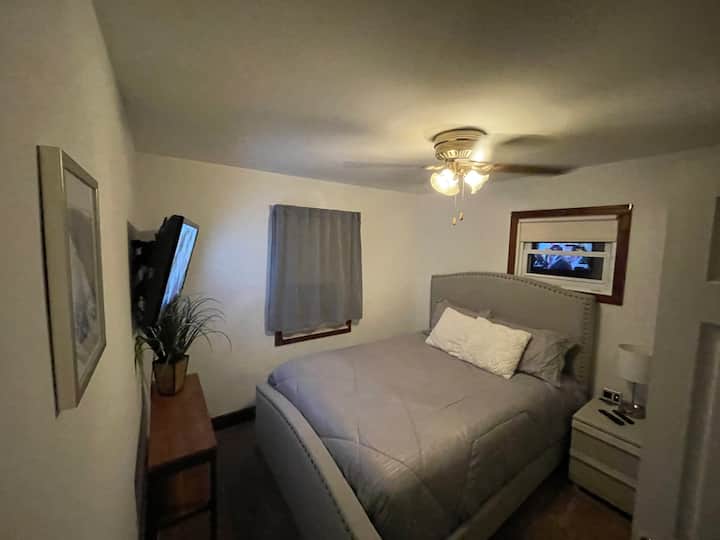 Non Smoking 2 Bedroom Home Near 696 And I75 - Royal Oak, MI