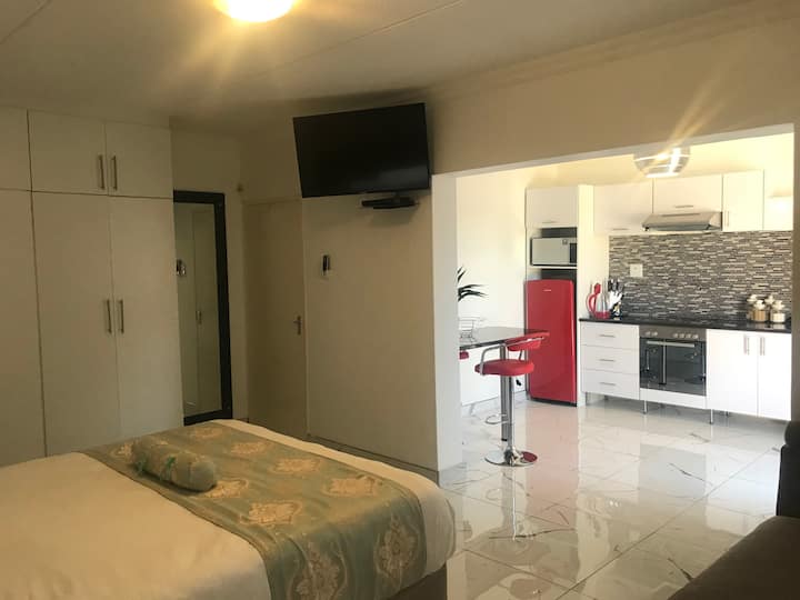 Luxurious Bachelor Flat In Windhoek - Windhoek