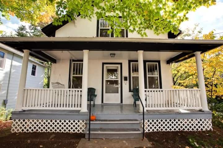Charming Bungalow 3 Blocks From The Downtown Mall - Jefferson Vineyards, Charlottesville