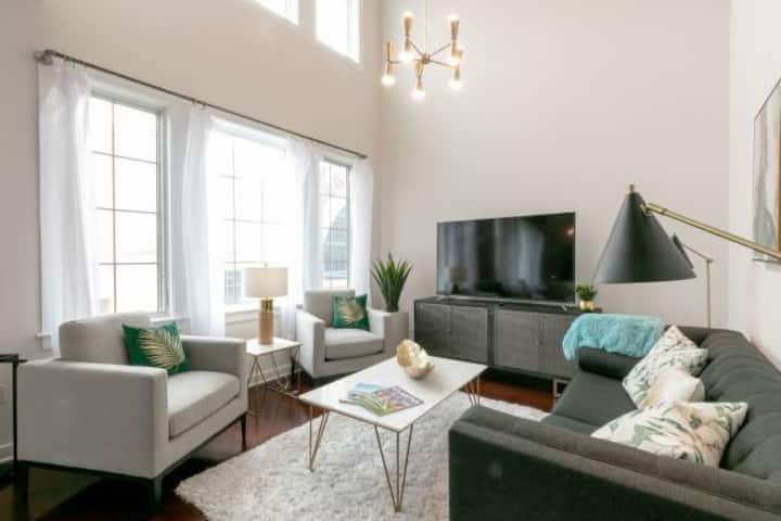 Sophisticated And Chic Airy Midtown Loft! - Atlanta, GA