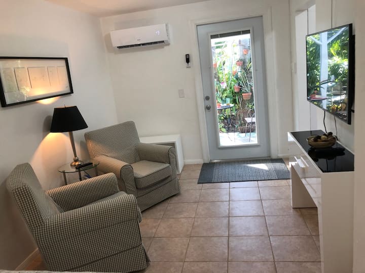 Private Studio & Backyard, Clean & Close To Beach - Fort Lauderdale, FL