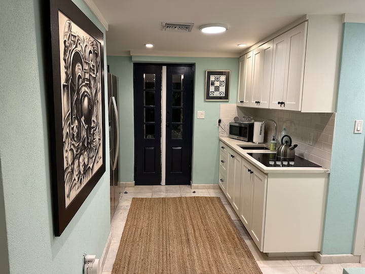 Large, Modern Studio Apartment With Lots Of Art! - Nassau