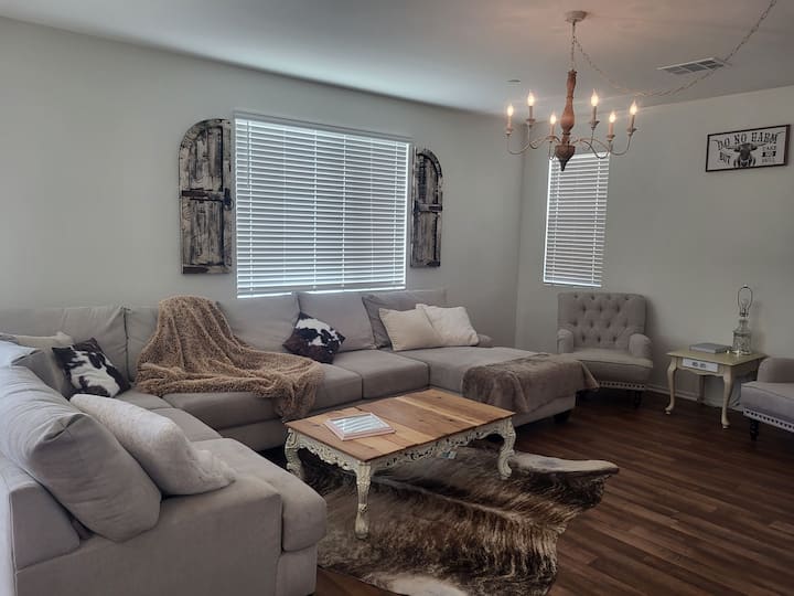 Country Glam House - Victorville, CA