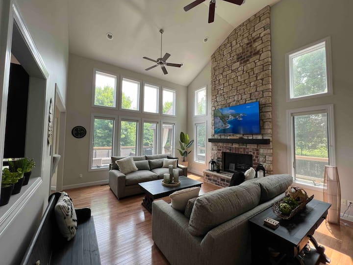 Luxury Meets Nature @ This Innsbrook Stunning Home - Innsbrook, MO
