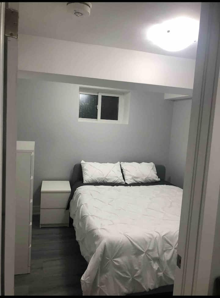 Hidden Gem, Modern Beaches Suite 2bd/1ba - Mississauga