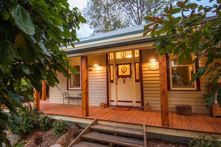 1 Bedroom "Olde World" In Lilydale - Lilydale