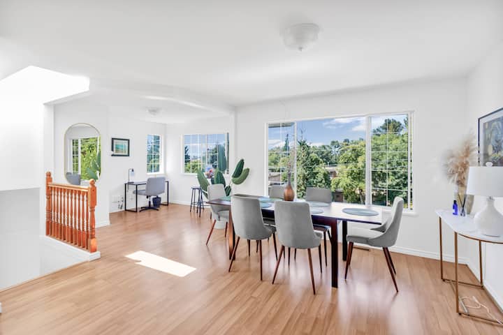 Amazing City & Mountain Views! Min 90 Days - North Vancouver