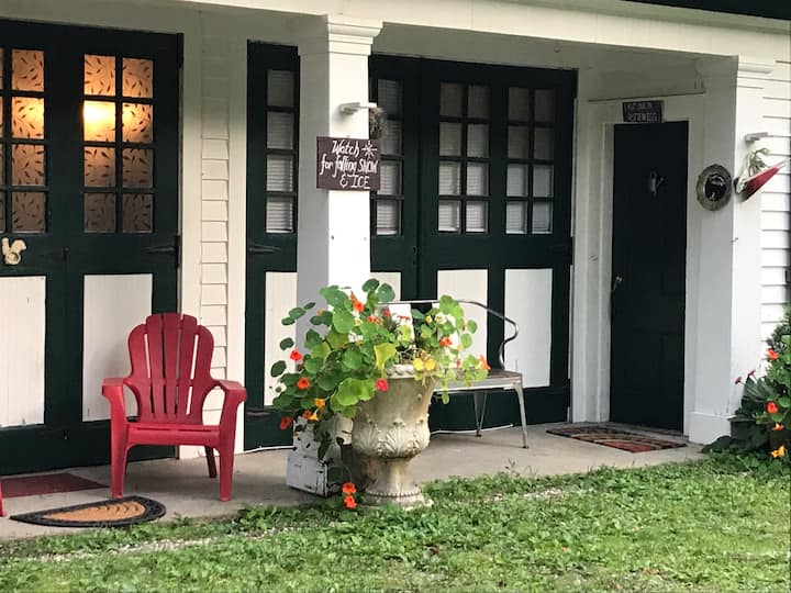 Bungalow Apt Farm Stay - Bennington, VT