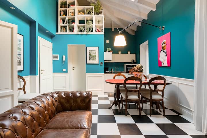 Curl Up On The Tan Chesterfield At A Teal-accented Palazzo - Bellagio
