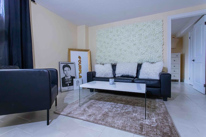 Modern Apartment W/ Free Parking, Amazing Location - Mississauga