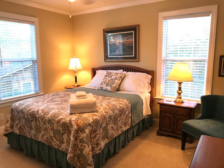 The Osborn Room. Peaceful Home, Quiet Neighborhood - Greenville, NC